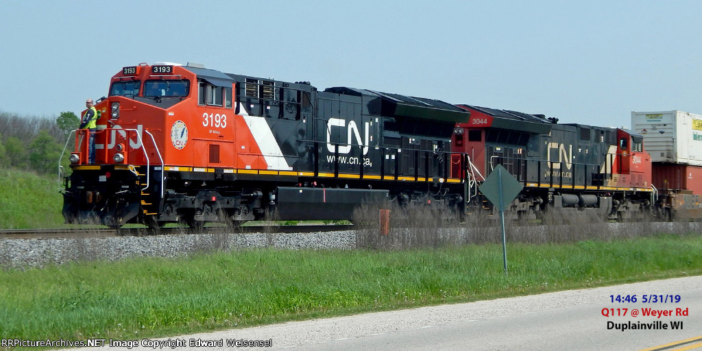 Q117 waits south of Weyer Road for an opposing southbound
